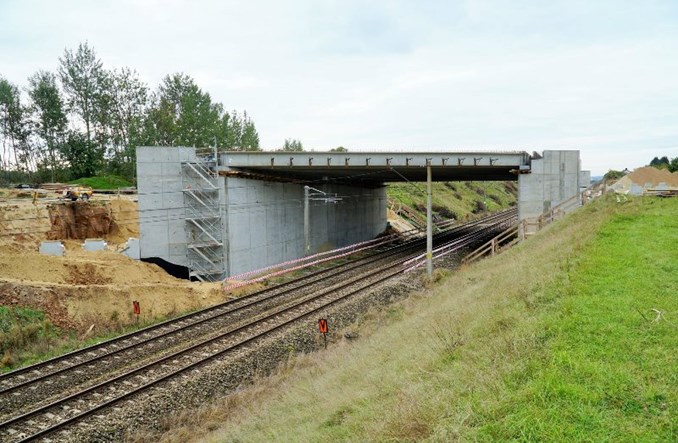 Rail Baltica – nad torami w Uhowie ułożona konstrukcja wiaduktu - Rynek Infrastruktury
